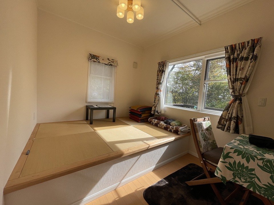 八ヶ岳のIHクッキングヒーターや石油FF暖房機を備えた広々とした2LDKの別荘（中古物件）。泉郷のリゾートライフ。