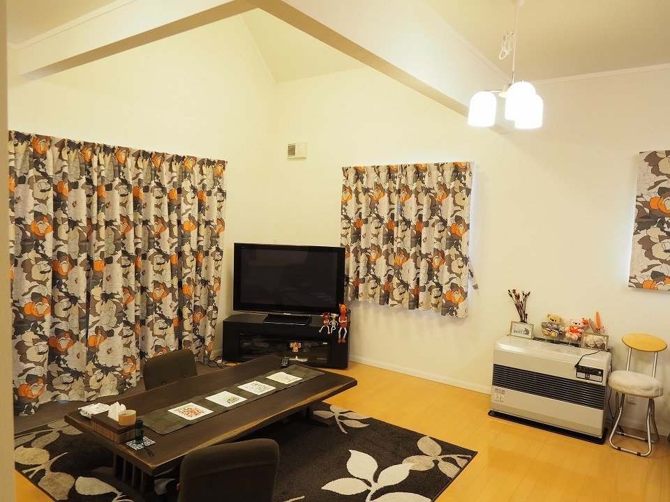 八ヶ岳のIHクッキングヒーターや石油FF暖房機を備えた広々とした2LDKの別荘（中古物件）。泉郷のリゾートライフ。